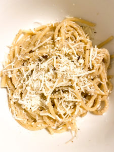 Cacio e Pepe (Cheese and freshly ground pepper pasta) - What Lunita Loves